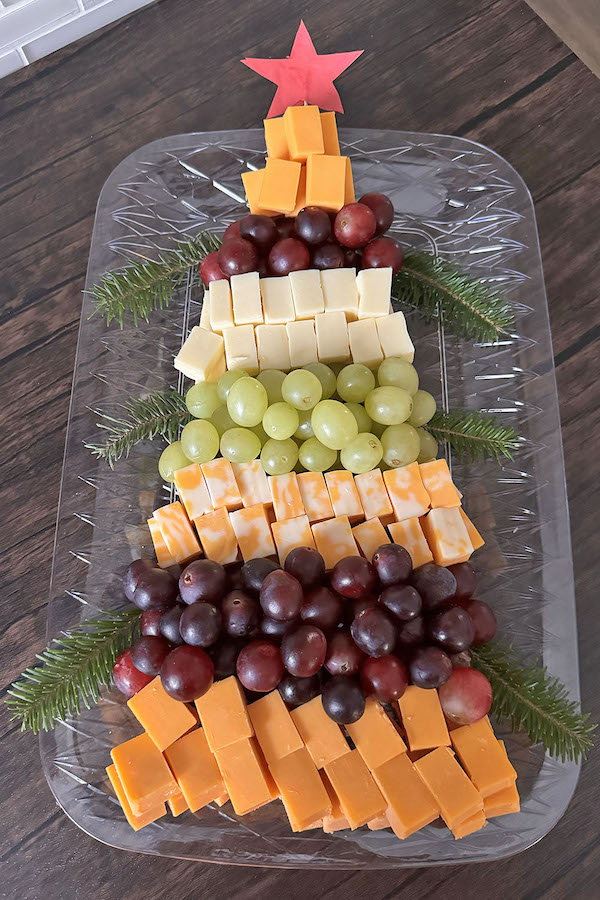 Easy Christmas Tree Cheese & Grapes Appetizer Recipe | Mydeliciousmeals.com