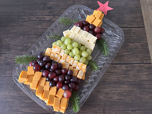 Easy Christmas Tree Cheese & Grapes Appetizer Recipe | Mydeliciousmeals.com